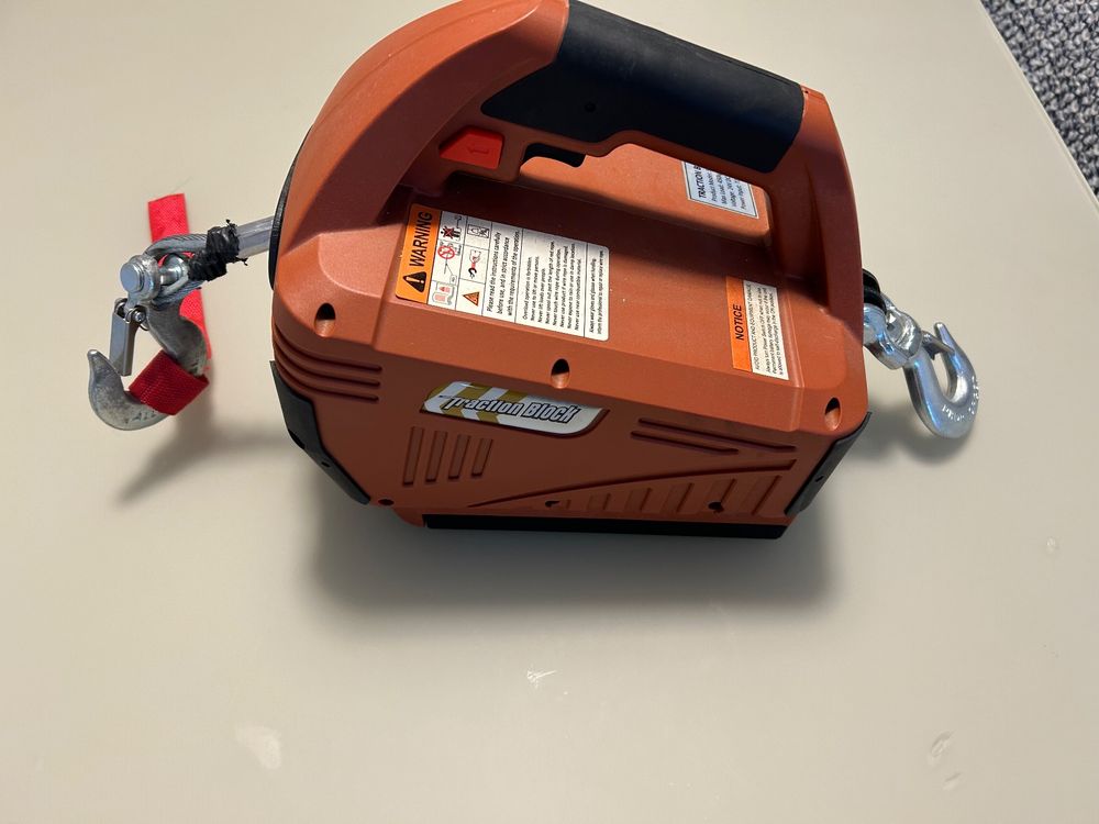 Block Winde 450kg, 4.6m Seil inkl. 2 Batterien und Ladegerät (Gebraucht ...