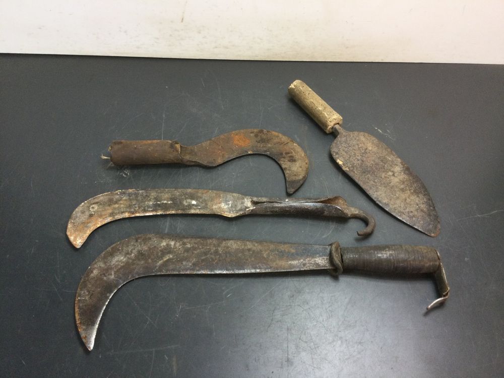 Antike rostige Gertel oder Sicheln und Mauser Messer (Gebraucht) in ...