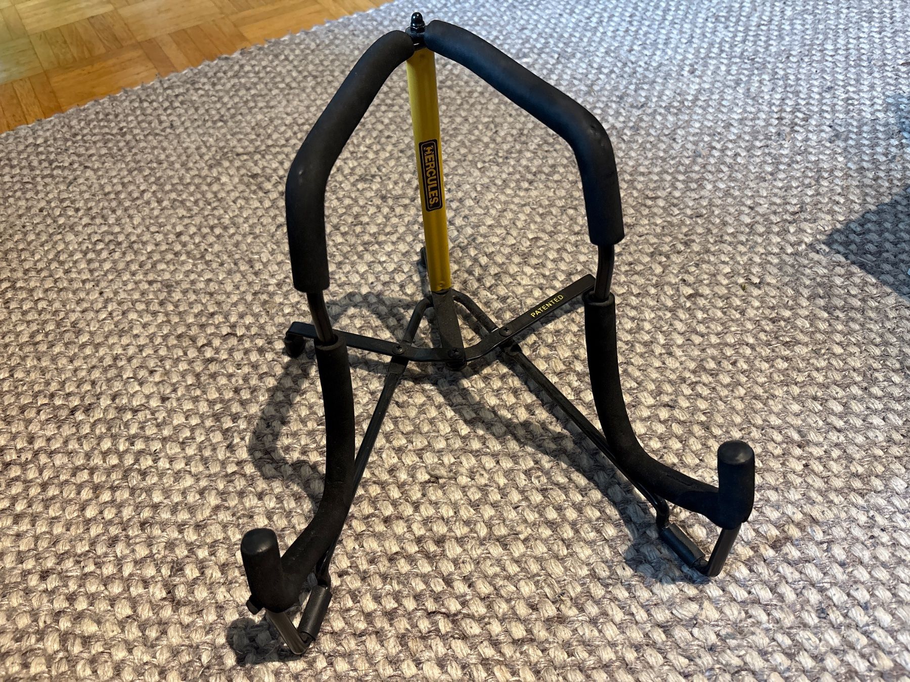 Support de guitare Hercules, occasion- mousses usées !!! (D'occasion) à ...