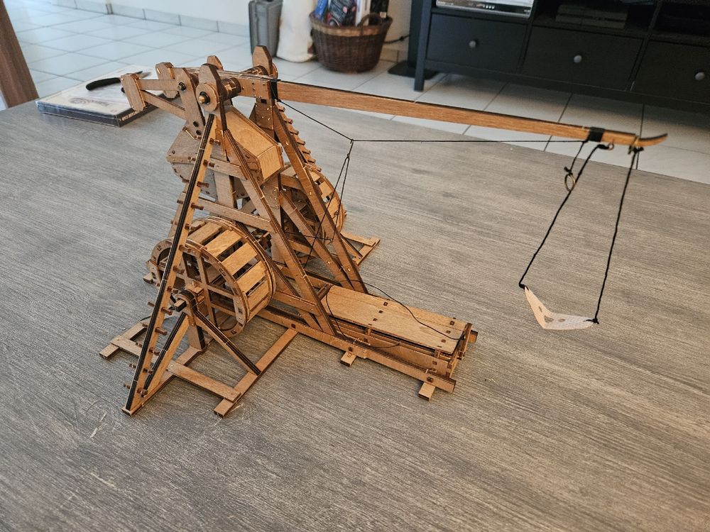 Trebuchet (Miniaturmodell) (Gebraucht) in Vorderthal für CHF 210 – mit ...