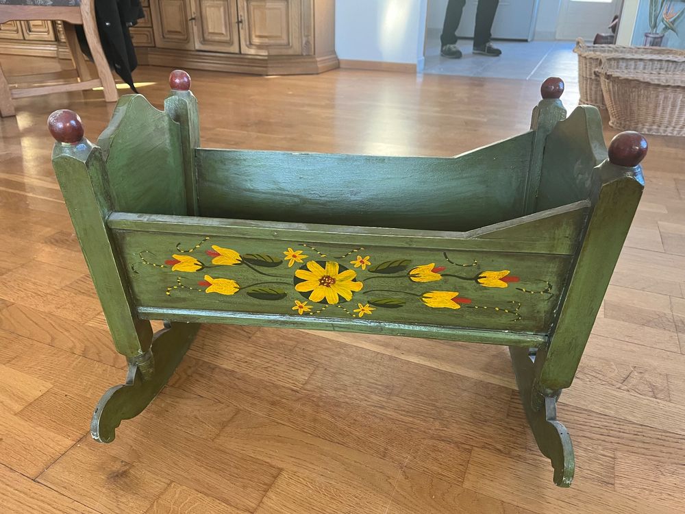 Handbemalte grüne Holz-Wiege für Puppen oder las Deko (Gebraucht) in ...