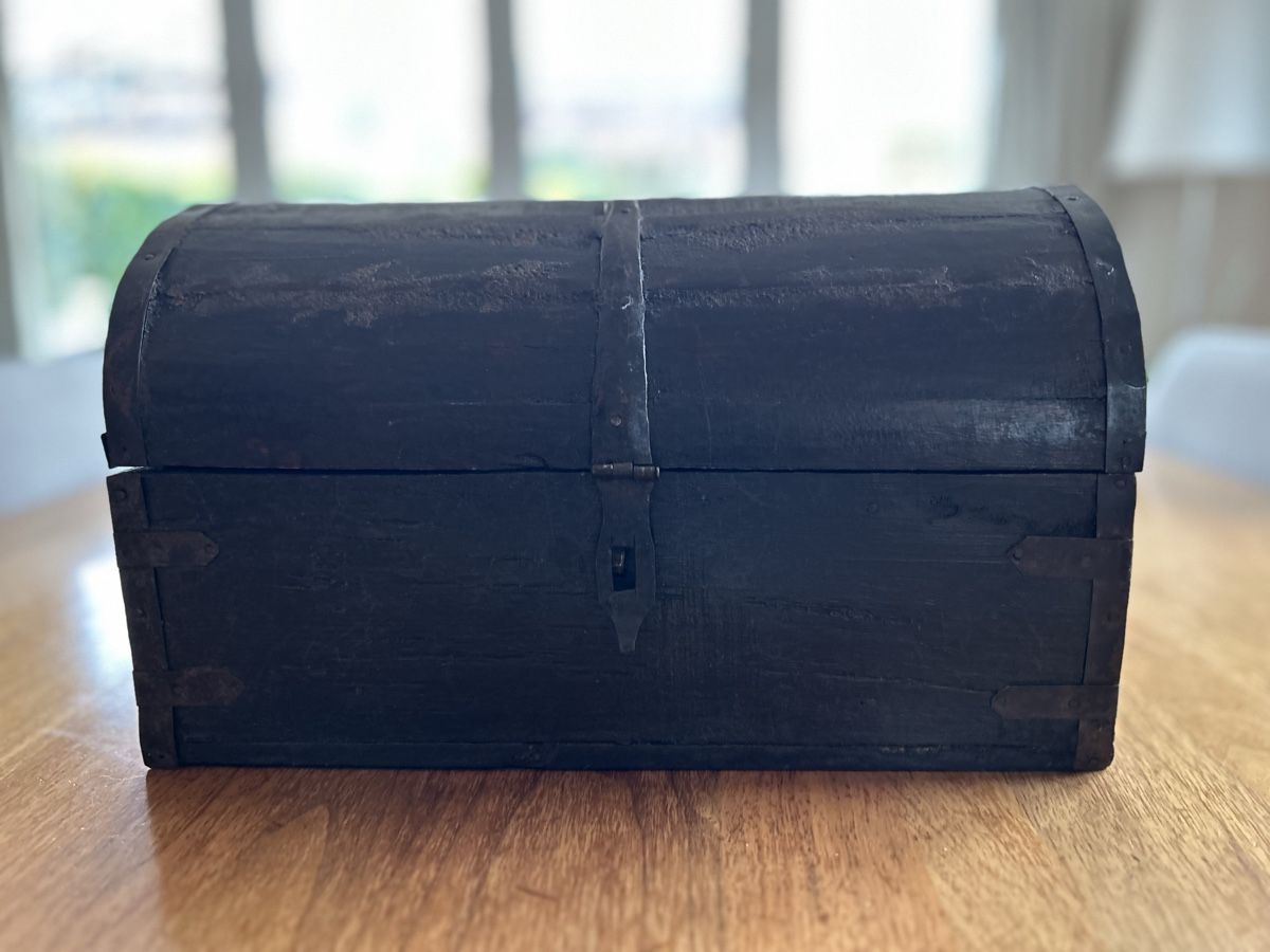 Dark Wooden Chest with Lock - Rustic Storage Box! (Gebraucht) in Bogis ...