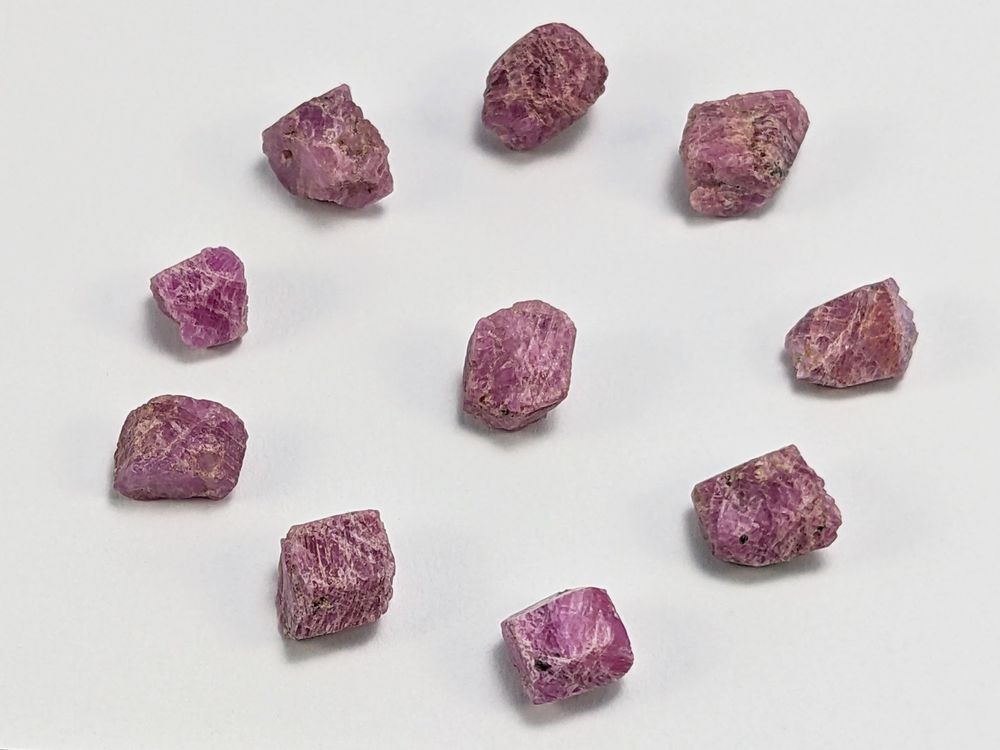 Rubin roh 10Stk. 6 bis 8mm - 30.40ct (Neu und originalverpackt) in ...