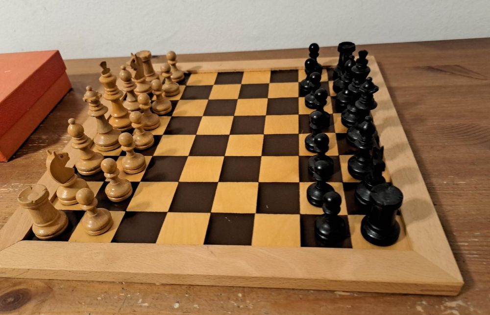 Schach, Schachbrett mit Staunton Figuren aus Holz (Gebraucht) in Basel ...