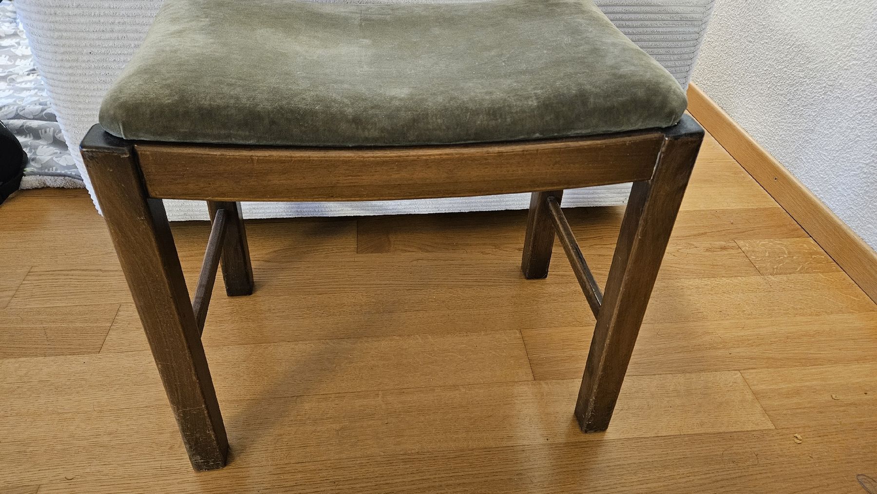 Hocker aus Holz, antik (Gebraucht) in Neuheim für CHF 45 – mit ...