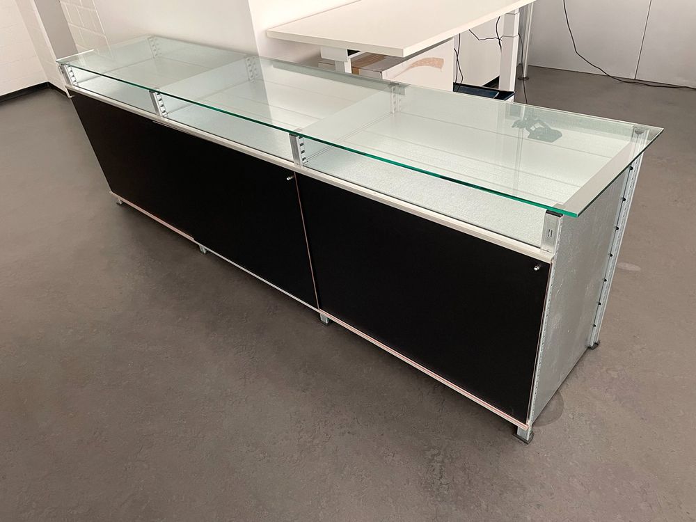 ERREX Präsentationsmöbel mit Glasvitrine und Tablaren (Gebraucht) in ...
