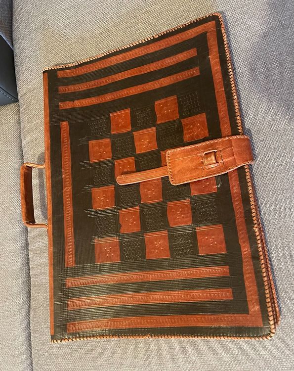 Handmade leather embossed document holder (Defekt) in Chavannes-Renens ...