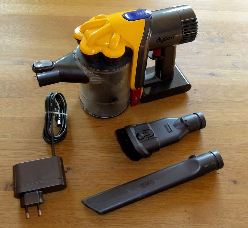 Dyson DC30 mit Ladegerät und 2 Aufsätzen (Gebraucht) in Waldenburg für ...