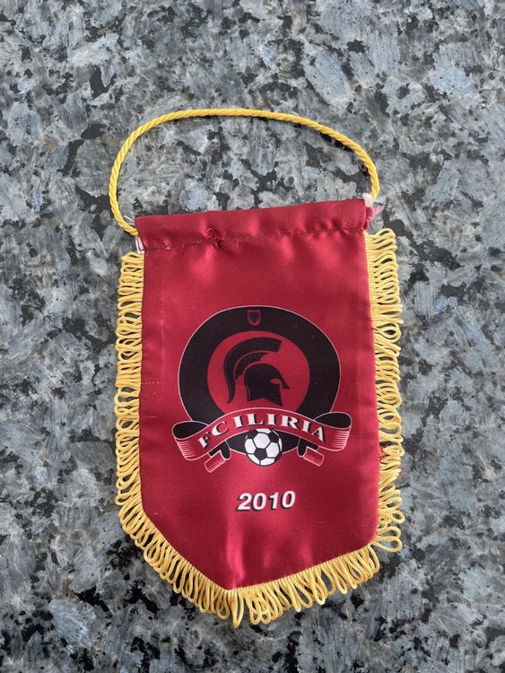 Fanion FC Iliria 2010, souvenir foot suisse (Gebraucht) in Crissier für ...