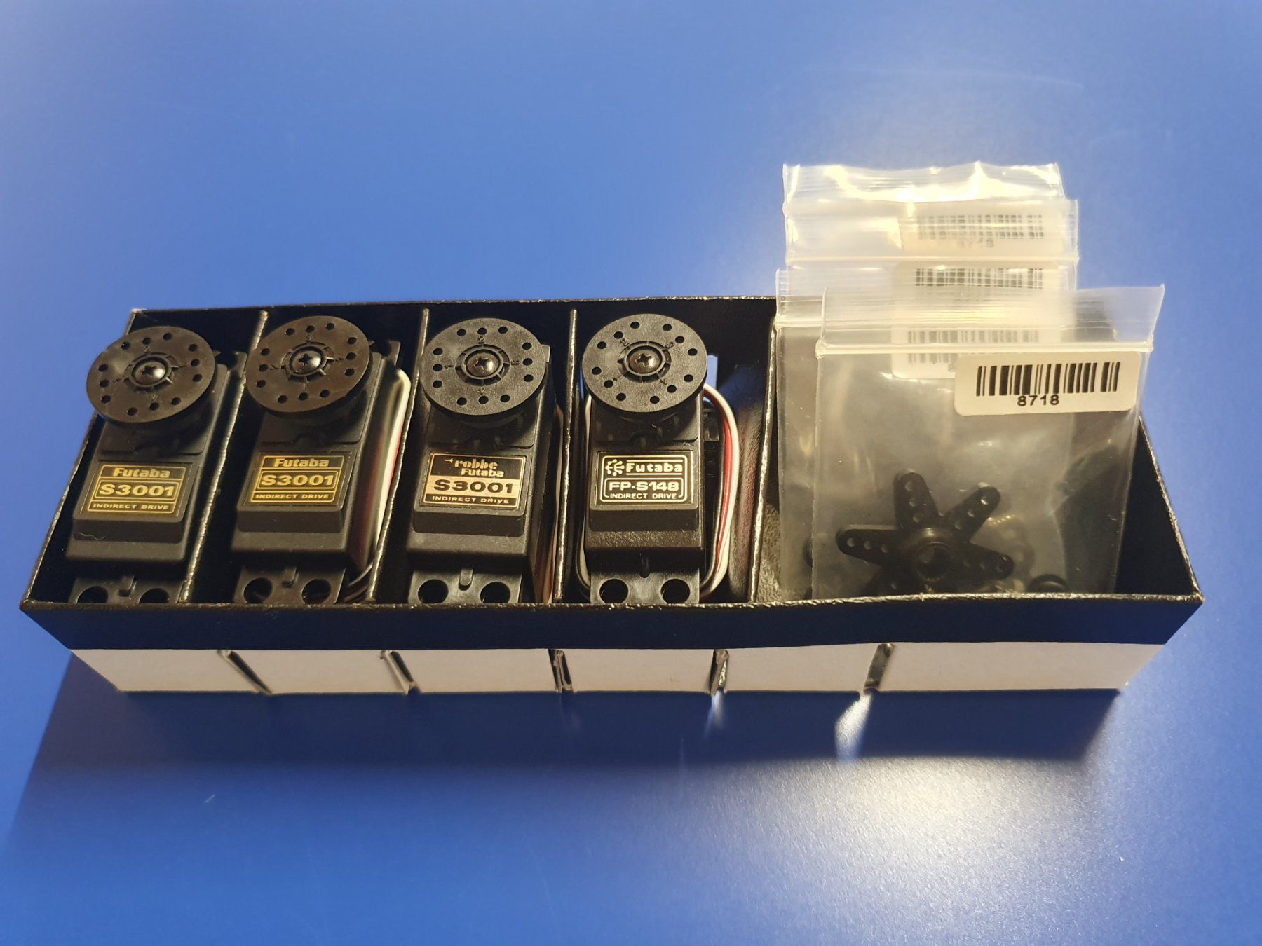 3 Futaba Servo S3001 / 1 Futaba Servo FP-S148 (Neu (gemäss Beschreibung ...