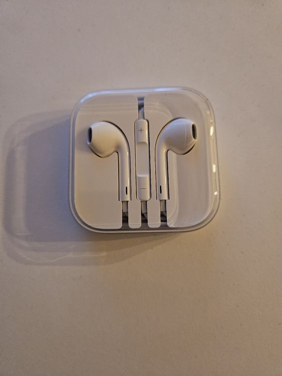 Original Apple EarPods / Kopfhörer (Neu und originalverpackt) in Segnas ...