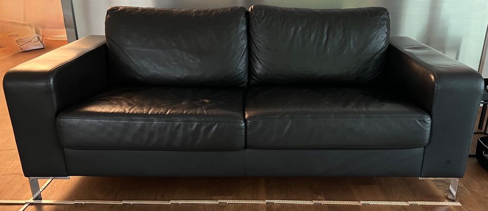 schwarzes 2-er Designersofa aus Leder in sehr gutem Zustand (Gebraucht) in Uster für CHF 100 ...
