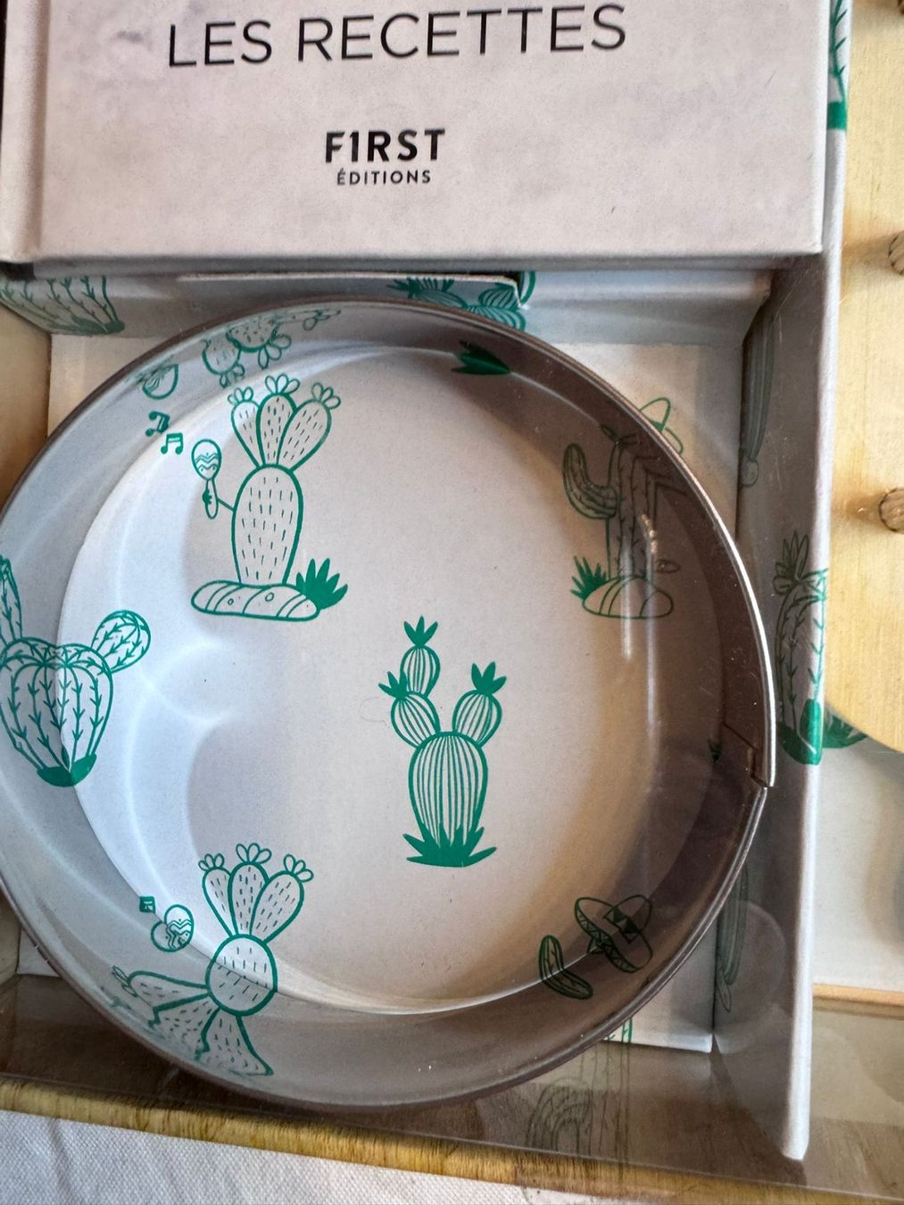 Wooden Serving Board, Cutter & Recipe Book (D'occasion) à Puidoux pour ...