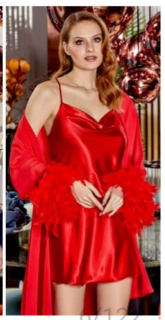 Luxus Satin Negligé Set in Rot - mit Feder (Neu (gemäss Beschreibung ...