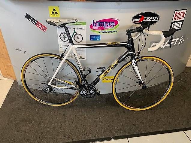 Vélo de Course Scott Addict R4 Carbon (Gebraucht) in Fribourg für CHF ...