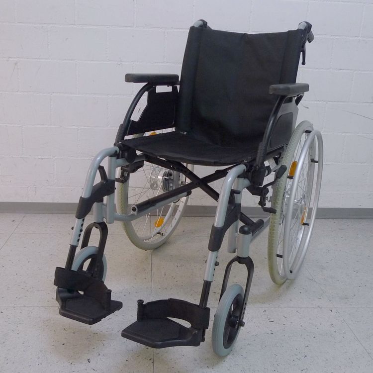 Rollstuhl Breezy, SB 45 cm, nur CHF 199 (Gebraucht) in Lengnau für CHF 199 – mit Lieferung auf ...