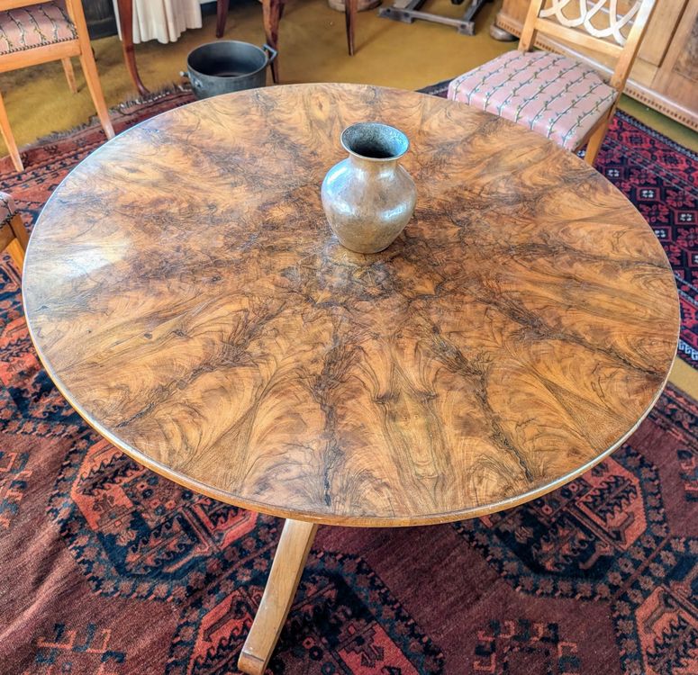 Runder Nussbaumtisch, gedrechselter Fuss, Vintage Tisch (Gebraucht) in ...