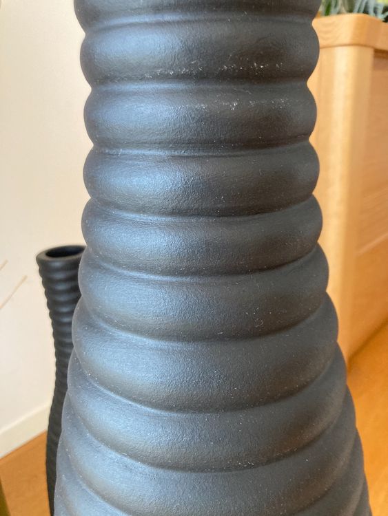 2 Schwarze Bodenvasen aus Keramik / ceramic floor vases (Gebraucht) in ...