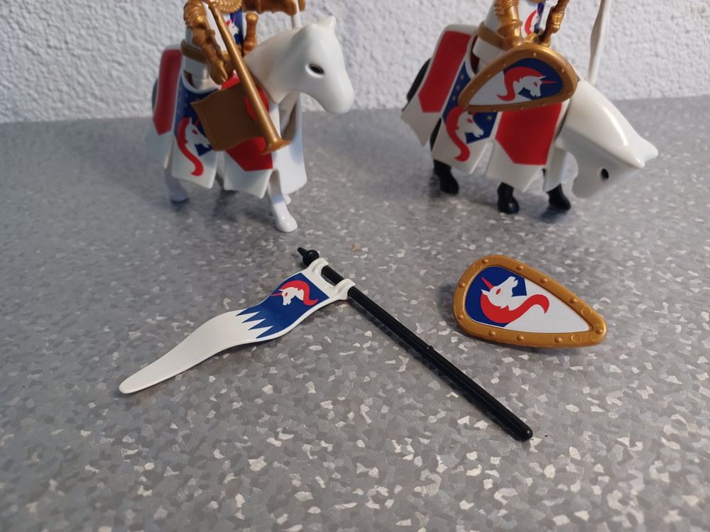2 Playmobil Ritter auf Pferd. Gold/weiss Pferde Motiv (Gebraucht) in Hagendorn für CHF 24 – mit ...
