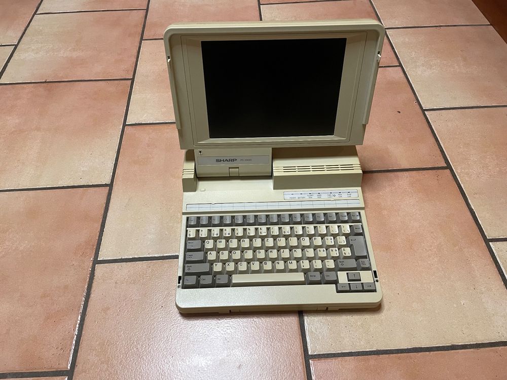 Ordinateur vintage portable Sharp PC-5541 | Kaufen auf Ricardo
