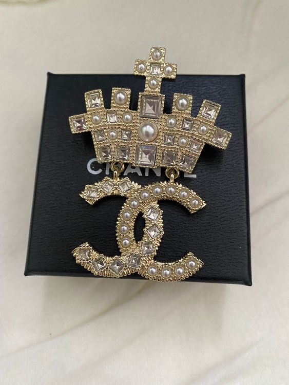 CHANEL VIP 2021 Pearl Crystal Crown Cc Drop Brooch (Gebraucht) in für ...