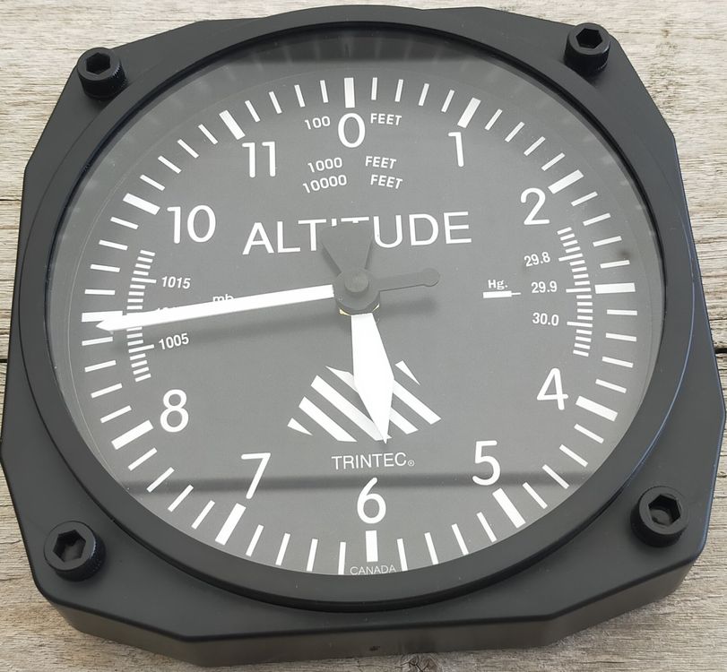 Cockpit-Style Uhr in Form eines Altimeters | Kaufen auf Ricardo