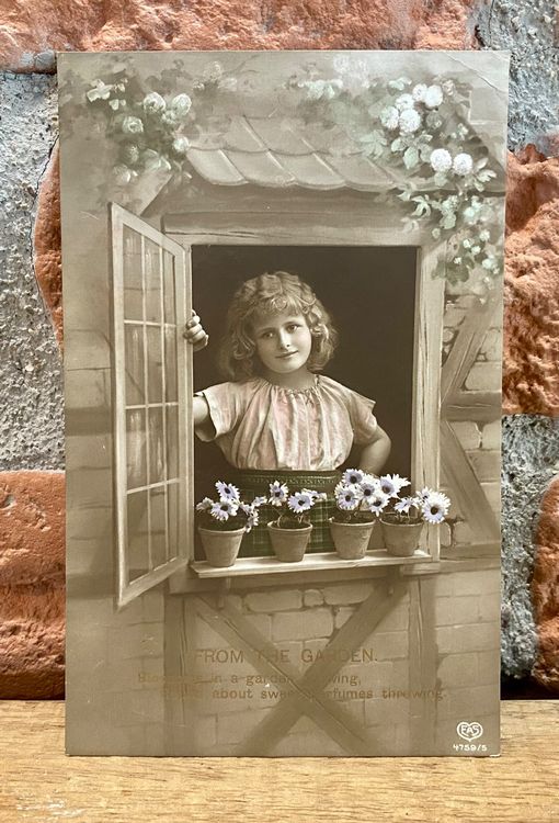 Antike Foto AK Kind - Mädchen am Fenster aus England | Kaufen auf Ricardo