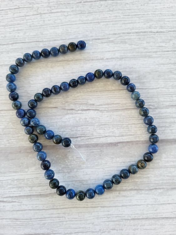 Ein Strang 6 mm natürlicher Dumortierit (Neu und originalverpackt) in ...