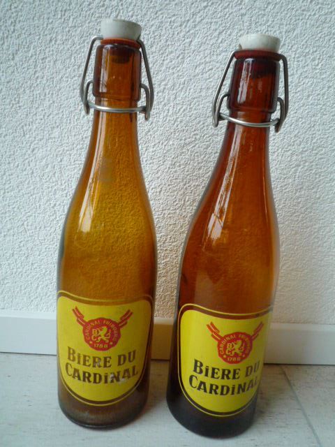 2 anciennes bouteilles de bière CARDINAL (Antique) à Cortaillod pour ...