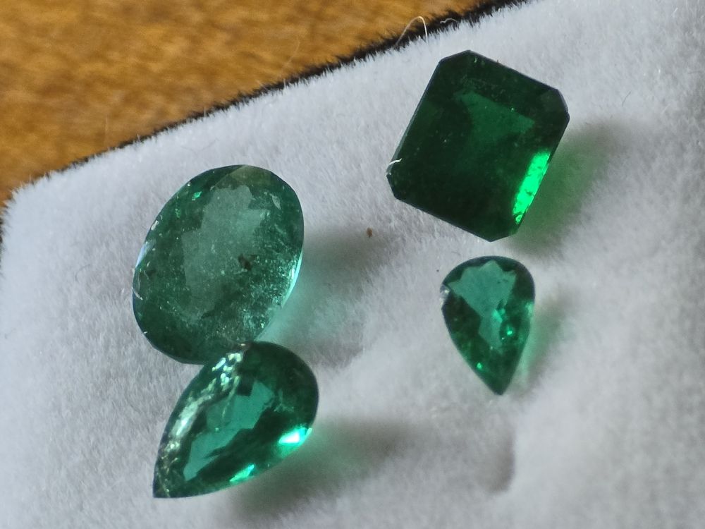 4 émeraudes naturelles, taille émeraude, poire, ovale. (Neu (gemäss ...