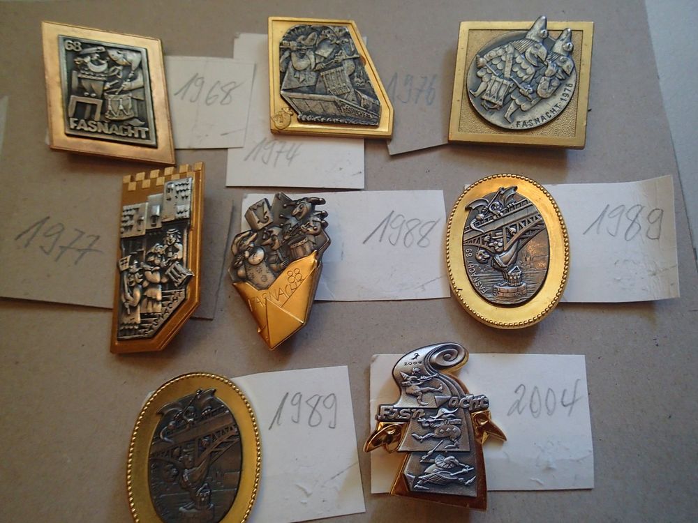 8 GOLd Plaketten Basler Fasnacht (Top Erhaltung) (Gebraucht) in Allschwil für CHF 14 – mit ...