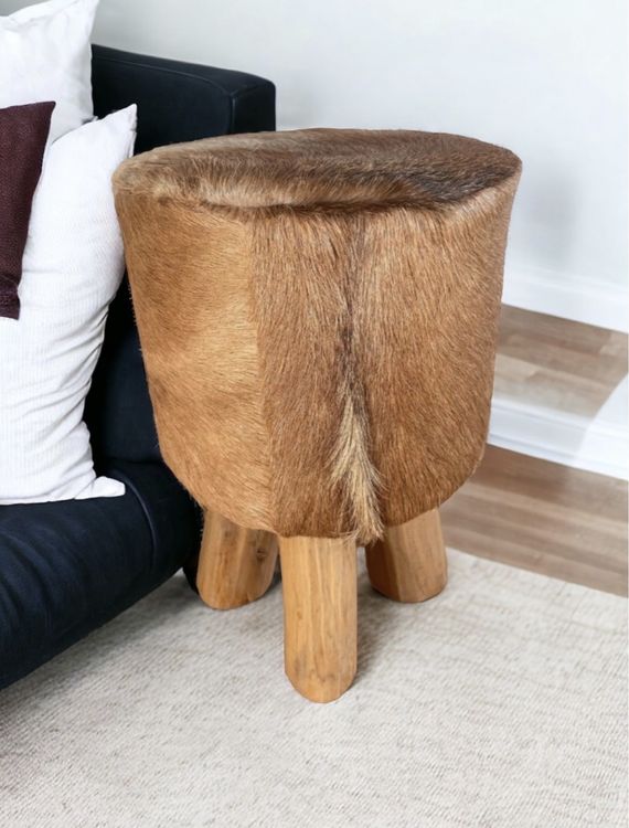 Ziegenfell-Hocker mit Holzfüßen in Beige, Cognac und Weiss (Gebraucht) in Zürich für CHF 74.9 ...