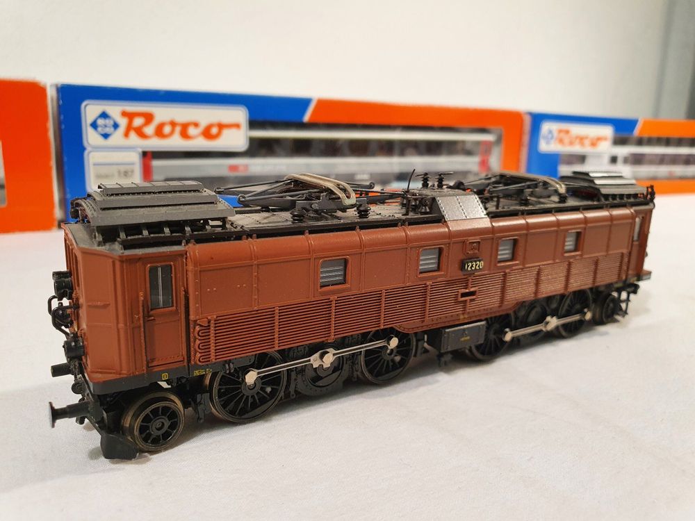 Set: 2 Roco-Lokomotiven und 3 Roco-Wägen (Ref. Nr. 38) (Gebraucht) in ...