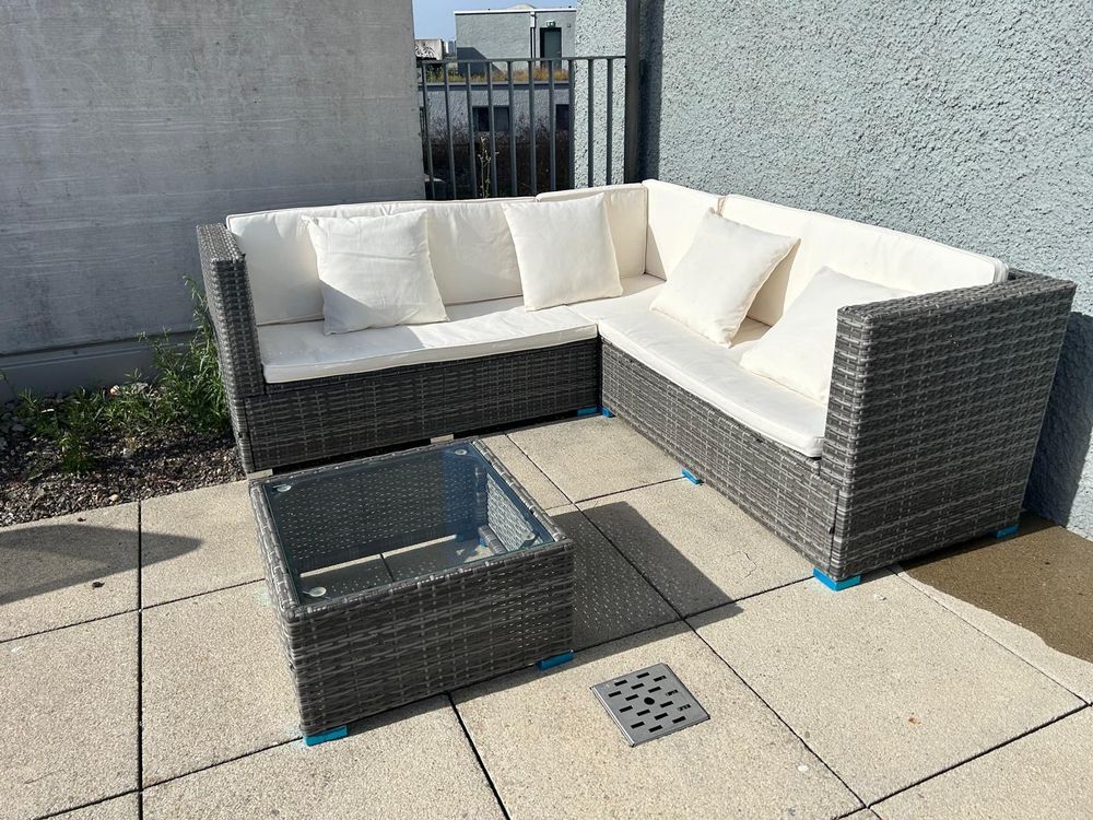 Rattan Gartenlounge – inkl. Tisch & Kissen (Gebraucht) in Zürich für ...