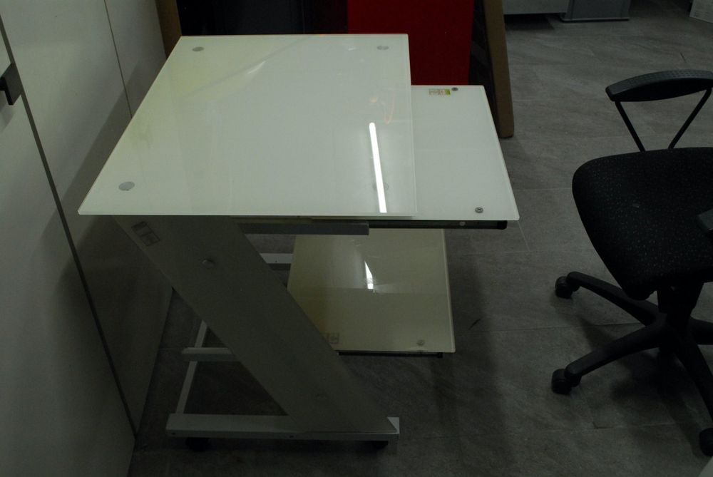 Computer-Tisch mit ausziehbaren Tablars | Kaufen auf Ricardo