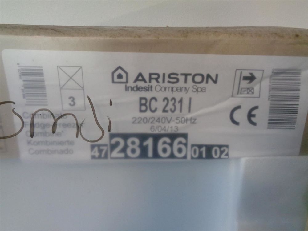Einbühlschrank / Tiefkühlkombigerät Ariston bc 231 l | Kaufen auf Ricardo