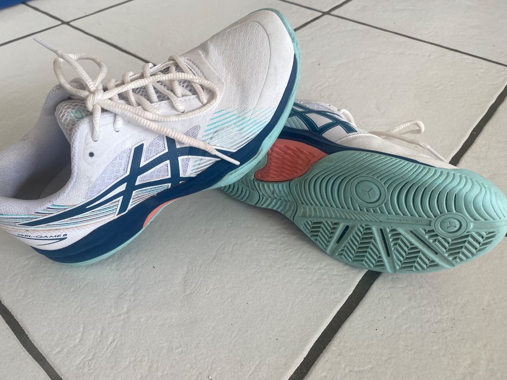 Asics - Tennis-/Hallenschuhe, Gr. 39 | Kaufen auf Ricardo