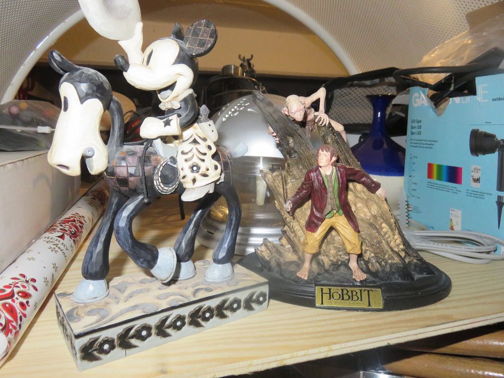 Skulptur 🤩 Mickey Mouse + Hobbit (Gebraucht) in Schötz für CHF 29 – nur ...