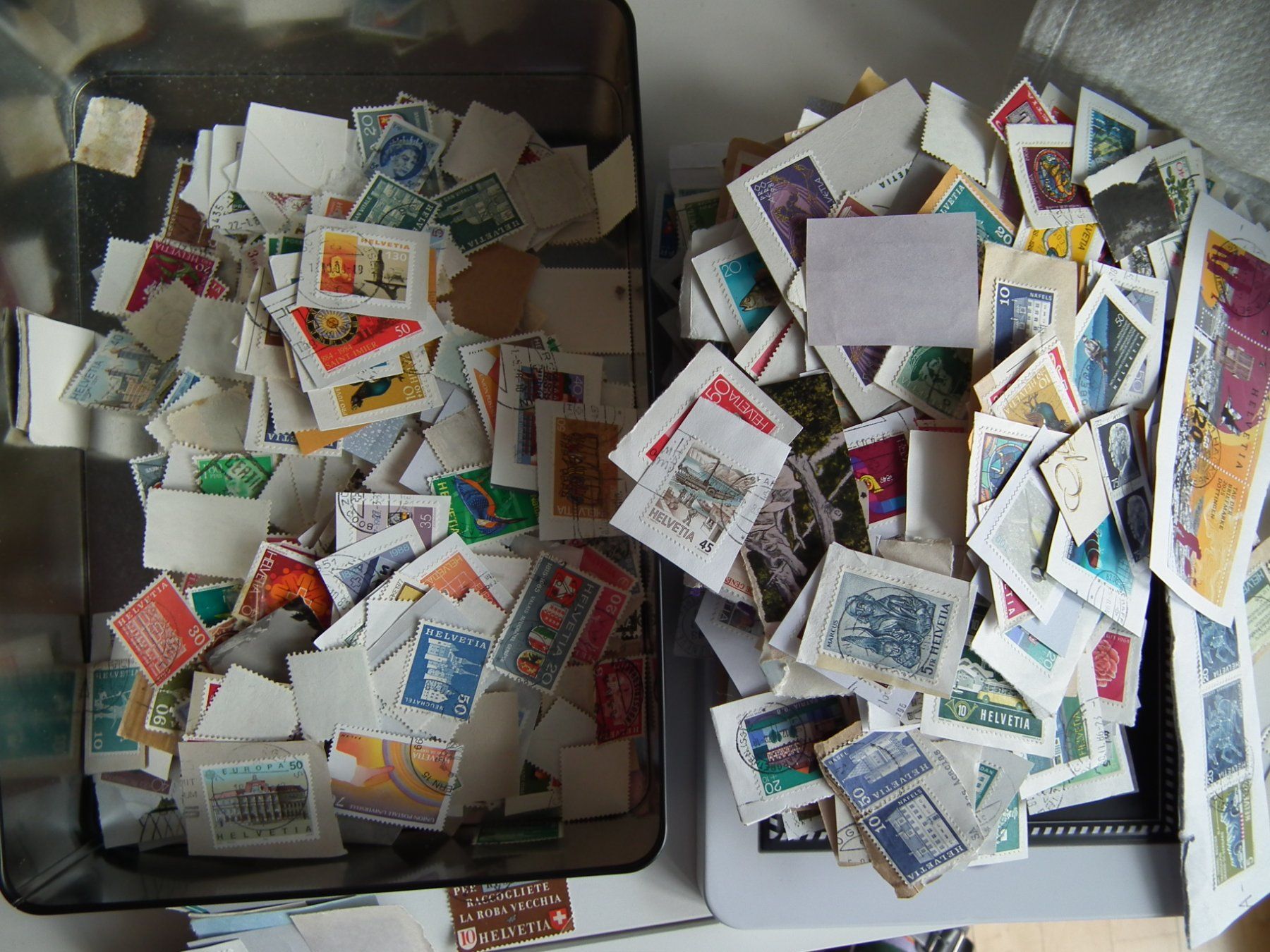 Briefmarken CH Diverse in schöner Basler Taube Blechdose (Gebraucht) in ...