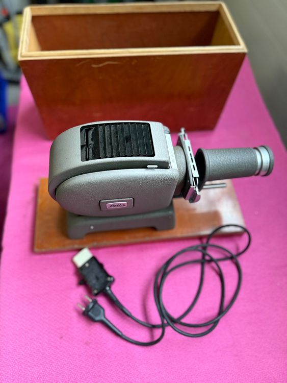 Diaprojektor Prado 250 mit Leinwand für gemütliche Stunden (Gebraucht) in Bern für CHF 30 – nur ...