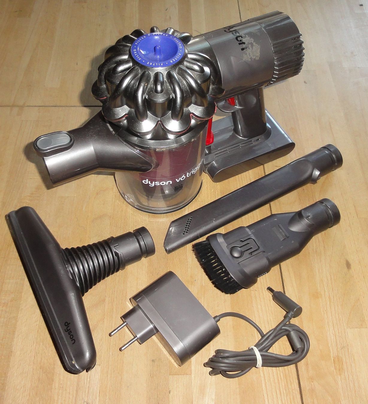 Dyson V6 Trigger mit Ladekabel und div. Düsen (Gebraucht) in Waldenburg ...