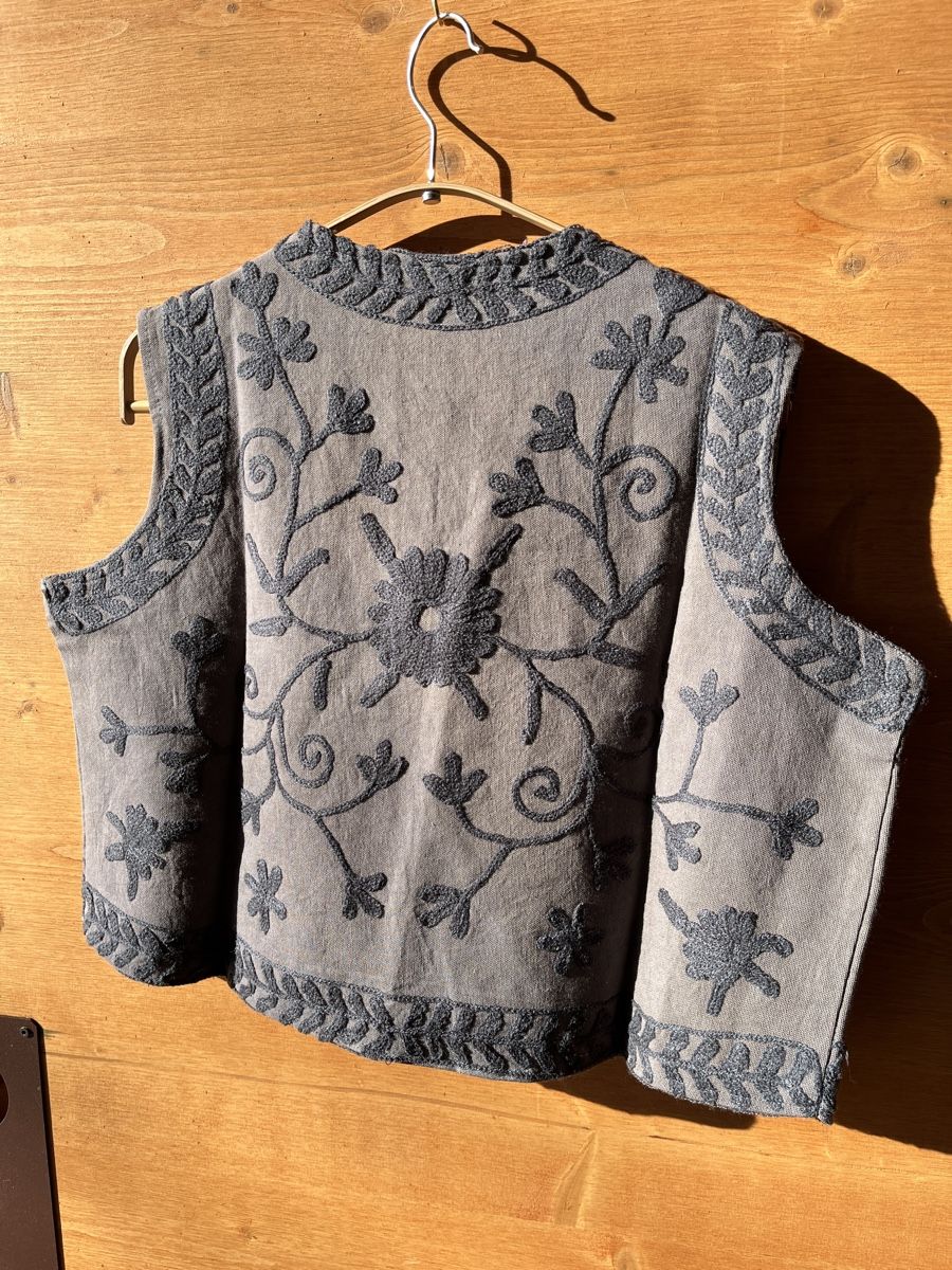 Hand embroidery 🪡 vest (Neu und originalverpackt) in Chiasso für CHF 34 ...