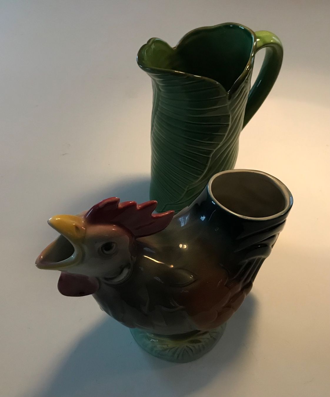 Lot de deux pichets vintage: un coq et feuille exotique 1950 (D ...