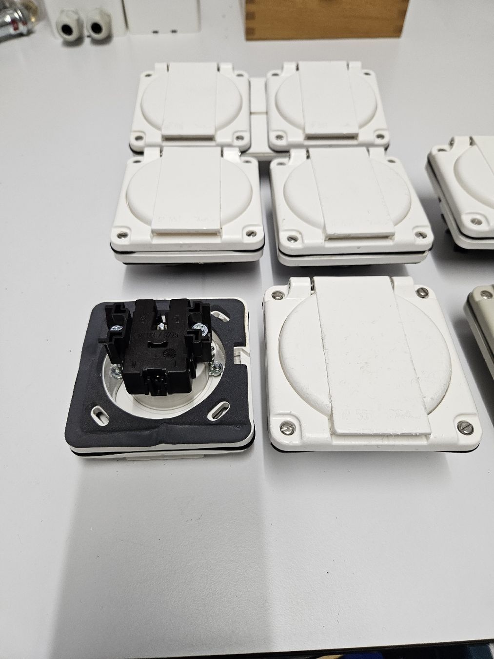 Feller Steckdosen IP 55 für Up. mit Deckel, Feuchtraum (Gebraucht) in ...