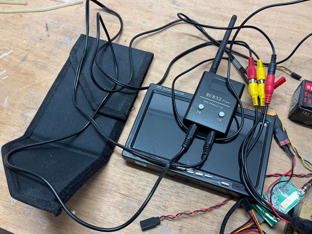 2 FPV Monitor Sets mit RC832 plus 5.8G Empfänger komplett (Gebraucht ...