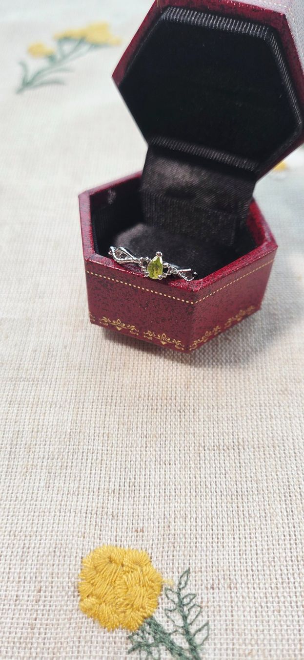 NEW - Silver Plated Peridot Ring (Adjustable) (Neu (gemäss Beschreibung ...
