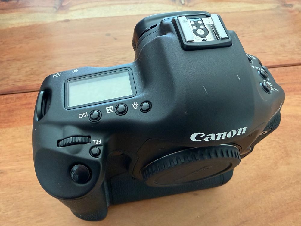 Canon 1D mk IV inkl.Ladegerät. TOP zustand ! (Gebraucht) in Alpthal für ...