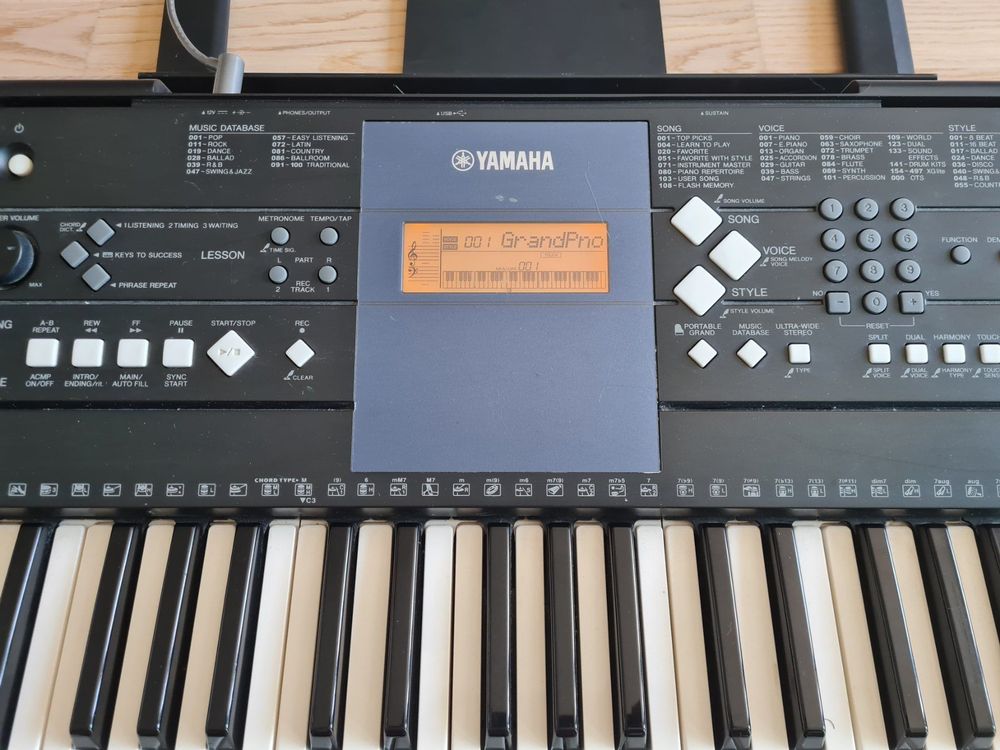 YAMAHA PSR - E333 Digital Keyboard inklusive Notenständer | Kaufen auf ...