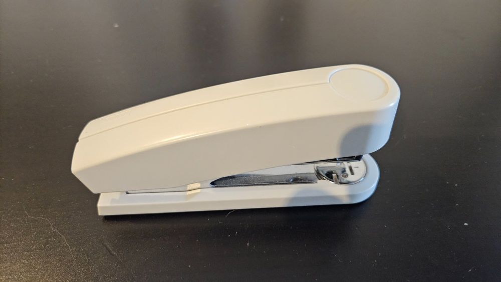 Cucitrice Novus in plastica bianca + scatoletta punti (Usato) a per CHF 6 – con consegna ...