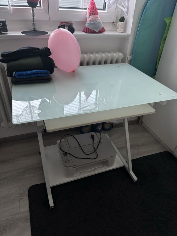 Bureau blanc moderne avec plateau en verre (Gebraucht) in Bassecourt für CHF 25 – nur Abholung ...